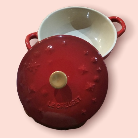 Le Creuset | Dining | Le Creuset Stoneware Star Relief Marmite Plate ...
